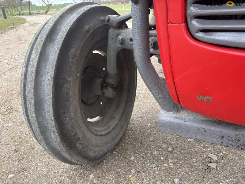 MF 35 benzin med frontlæssser og vejhøvl - Kapow Online Auctions