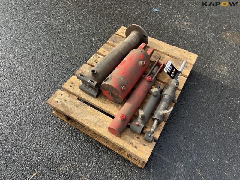 Hydraulic support legs and various cylinders - Kapow Online Auctions